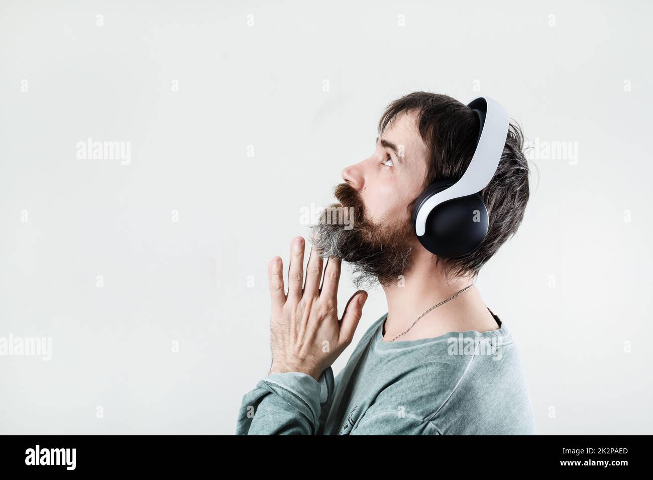 Man wearing headphones Stock Photo - Alamy