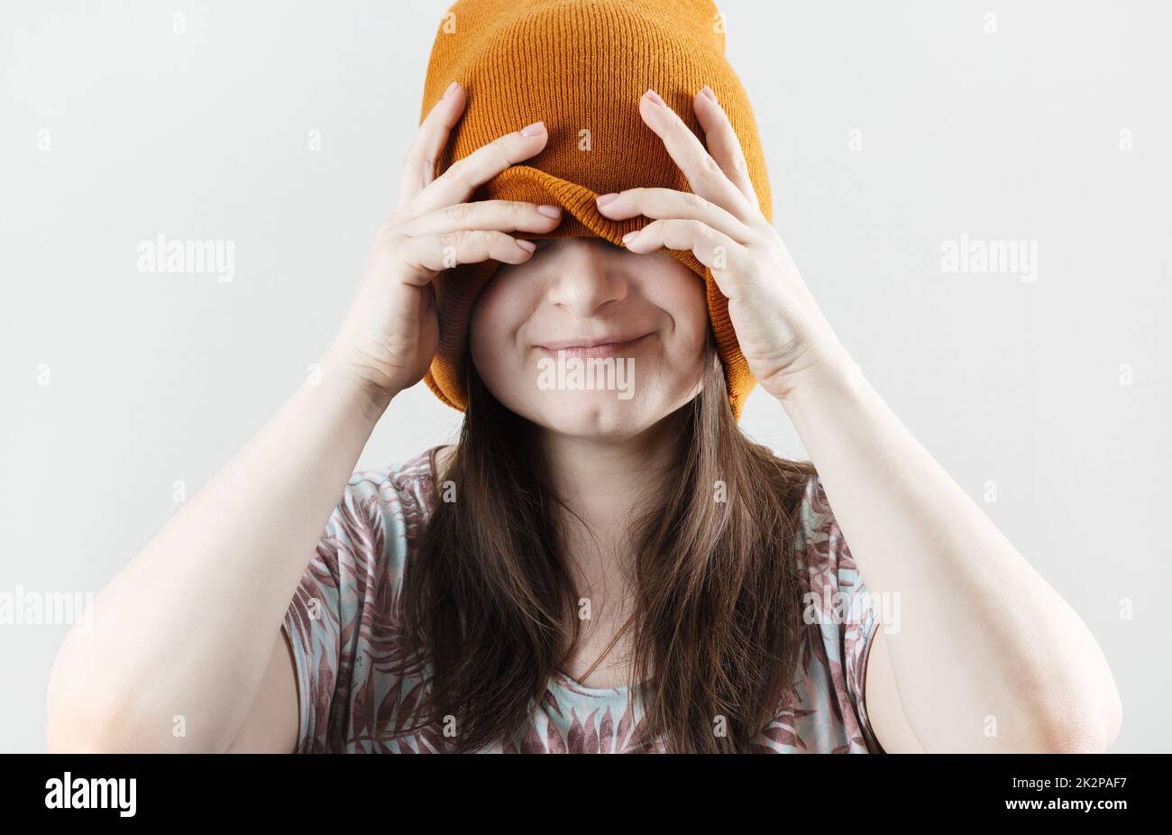 Girl fashion hide eyes hi-res stock photography and images - Alamy