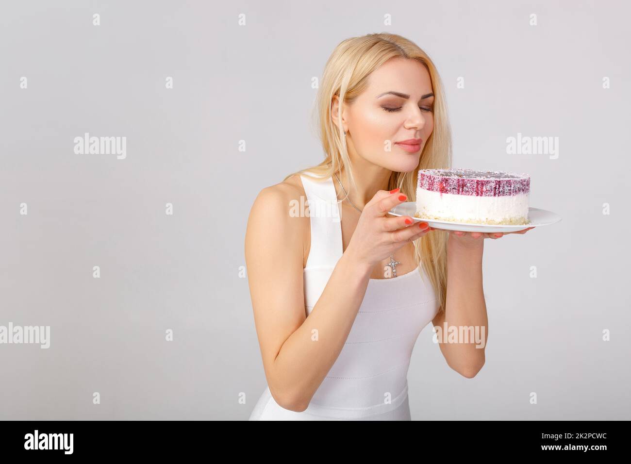 woman in white dress holding cake Stock Photo - Alamy