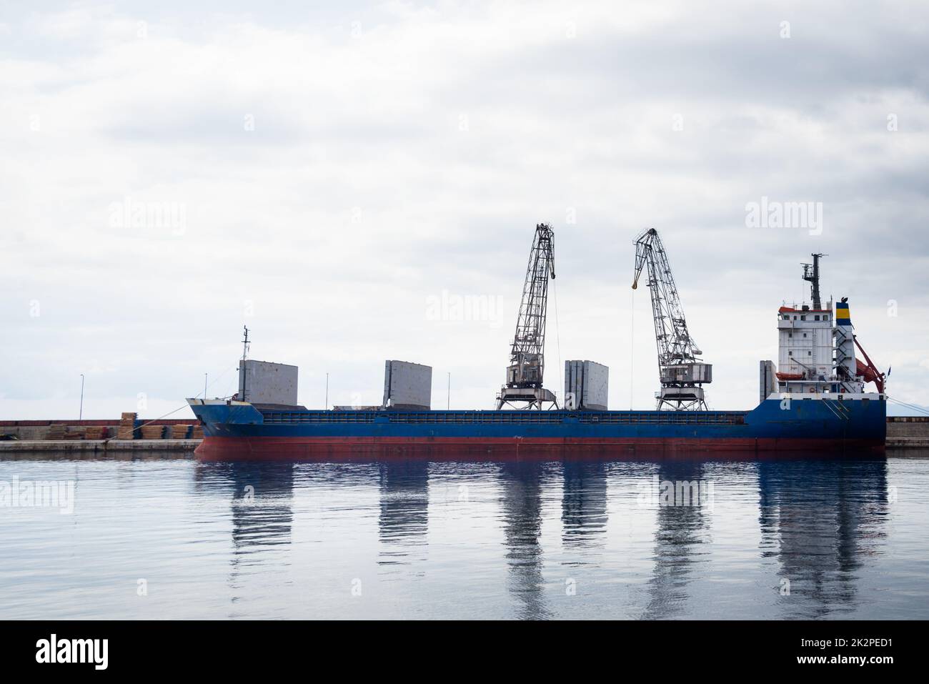 Cranes loading ship Stock Photo - Alamy Cranes loading ship Stock Photo - Alamy