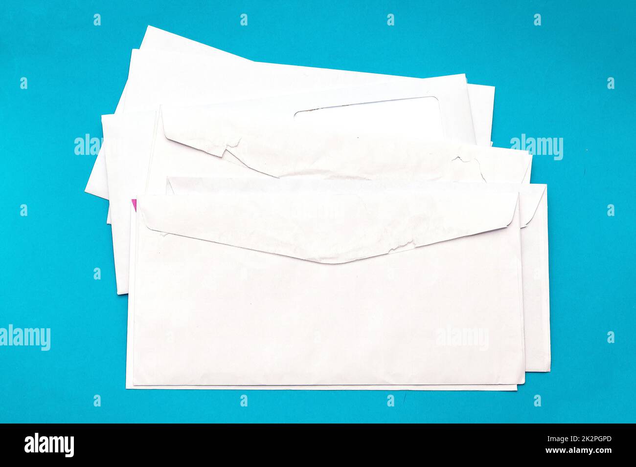 Pile of blank white envelopes on blue background Stock Photo - Alamy