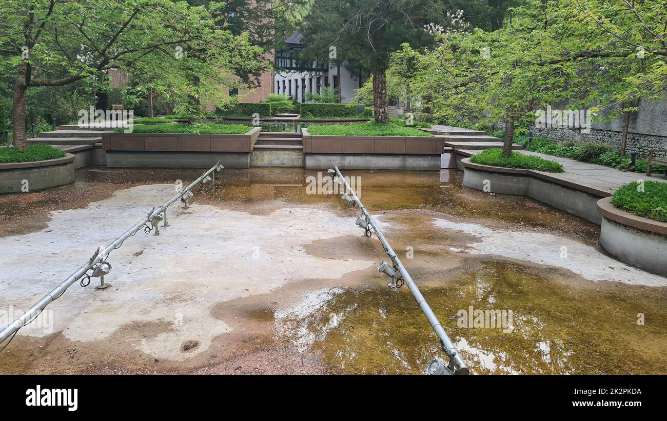 Empty fountain in the park Stock Photo - Alamy