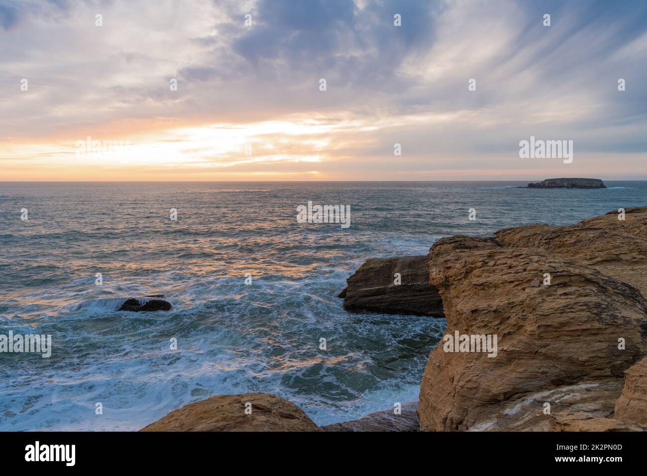 sunset sky with sea water and cliff in oregon Stock Photo - Alamy