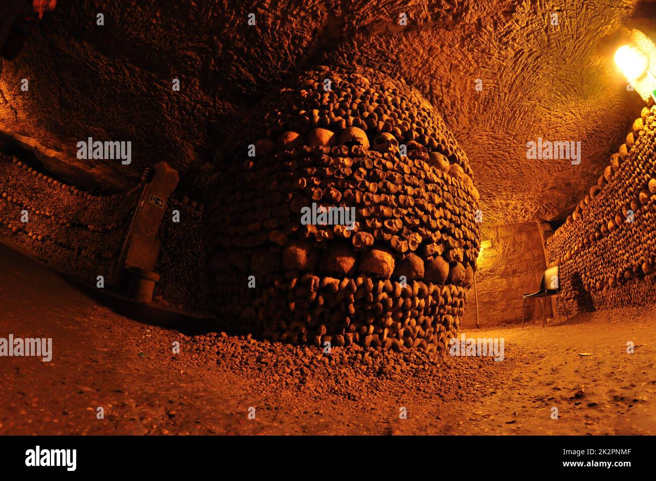 The tower and column of skulls and skulls in the catacombs of Paris ...
