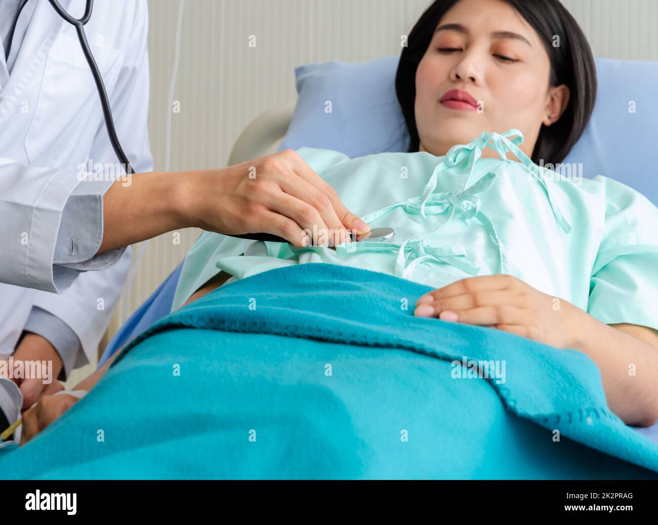 Female doctor in hospital room hi-res stock photography and images - Alamy