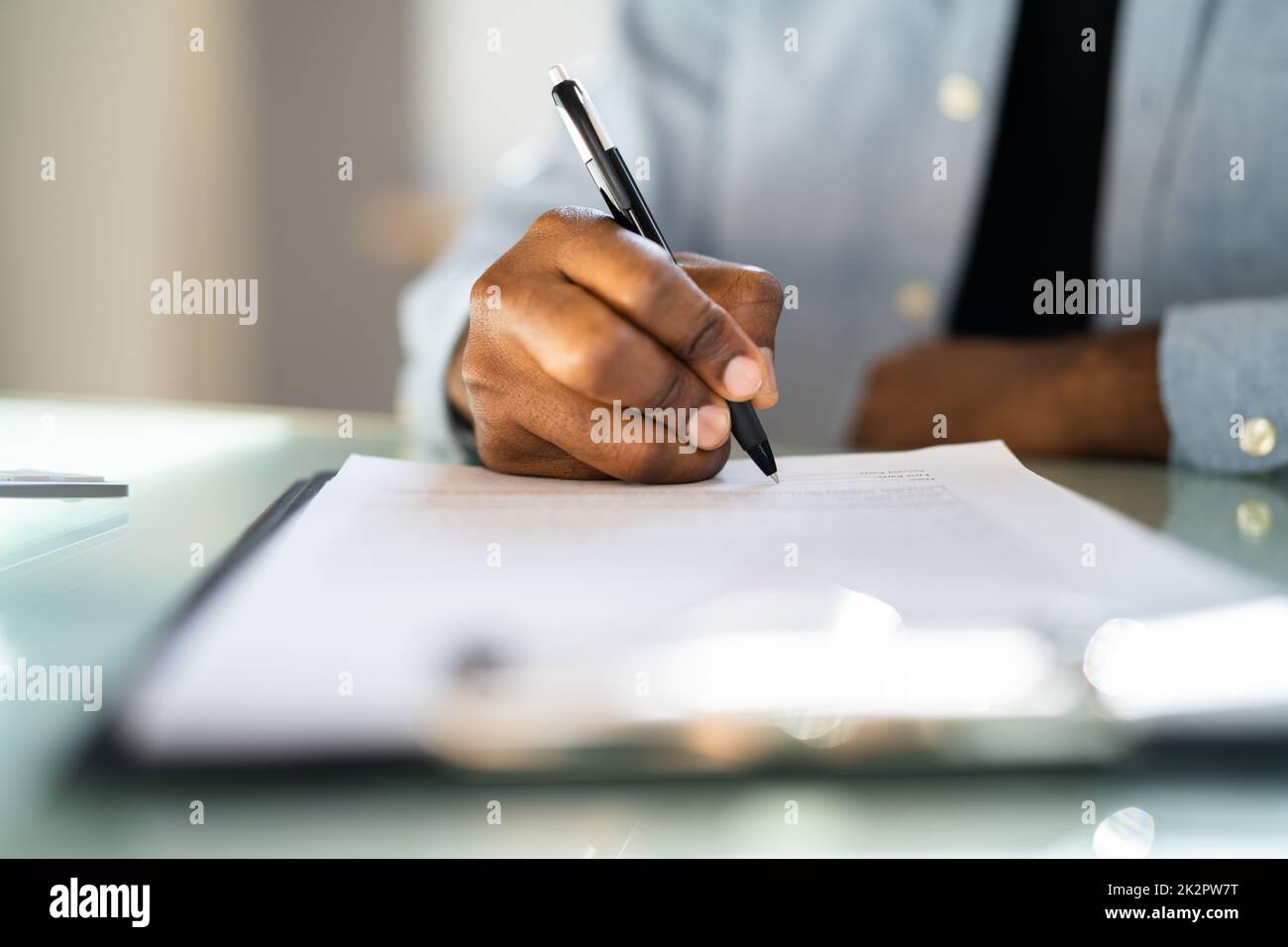 African hand signing legal document hi-res stock photography and images ...