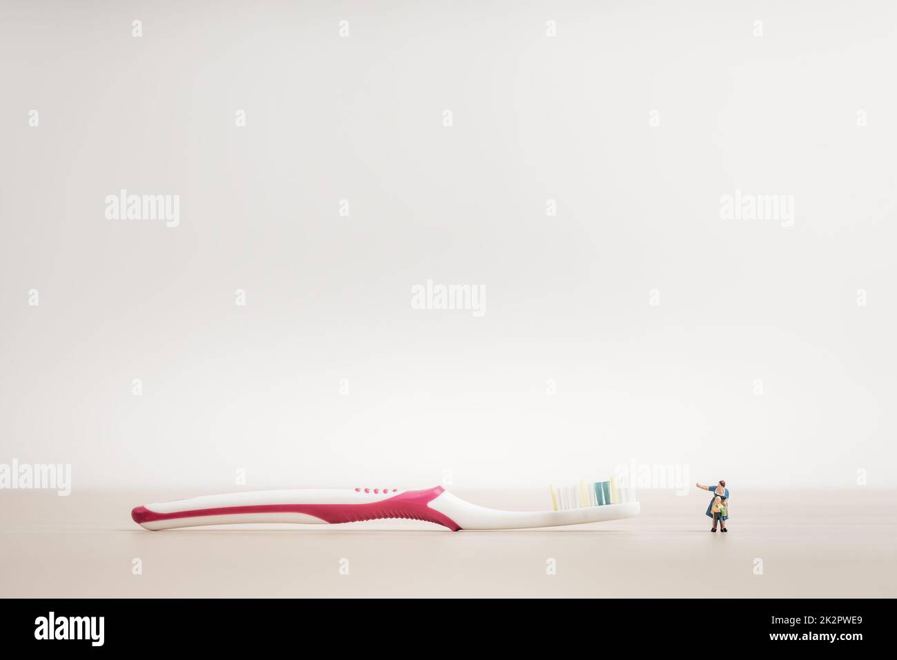 Little kid and mom looking at a giant toothbrush Stock Photo - Alamy