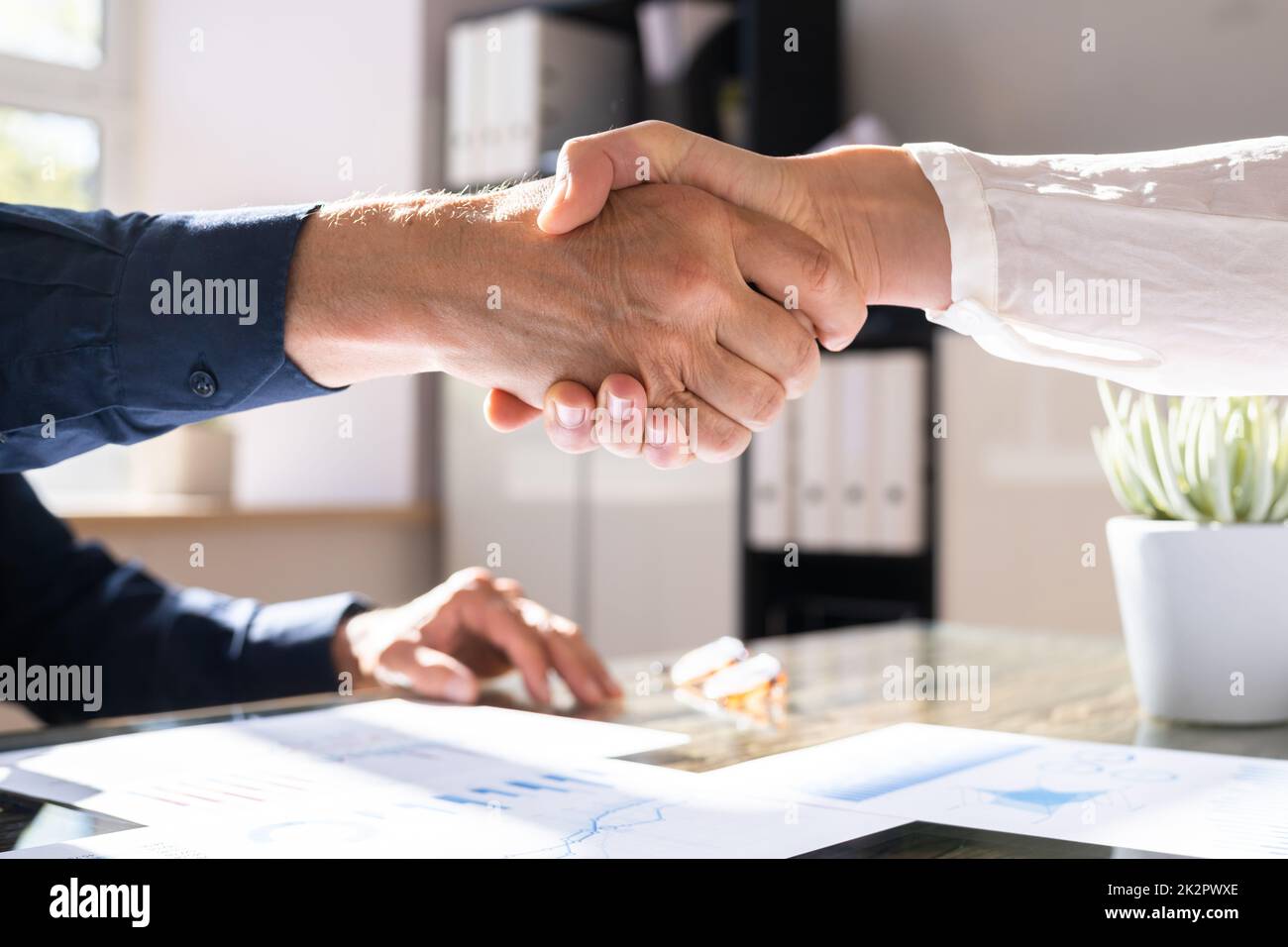 Financial shake hi-res stock photography and images - Alamy