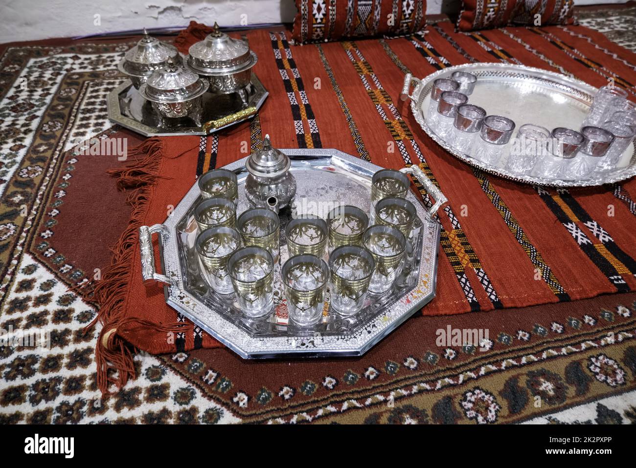 Saudi tea pot hi-res stock photography and images - Alamy