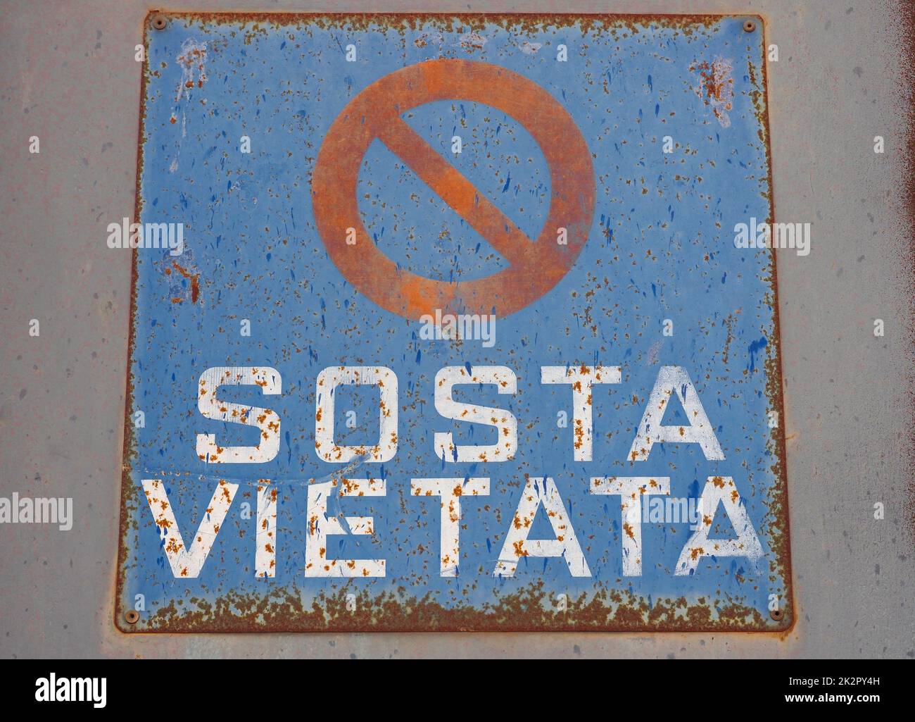 Italian sosta vietata {tr} no parking sign Stock Photo - Alamy