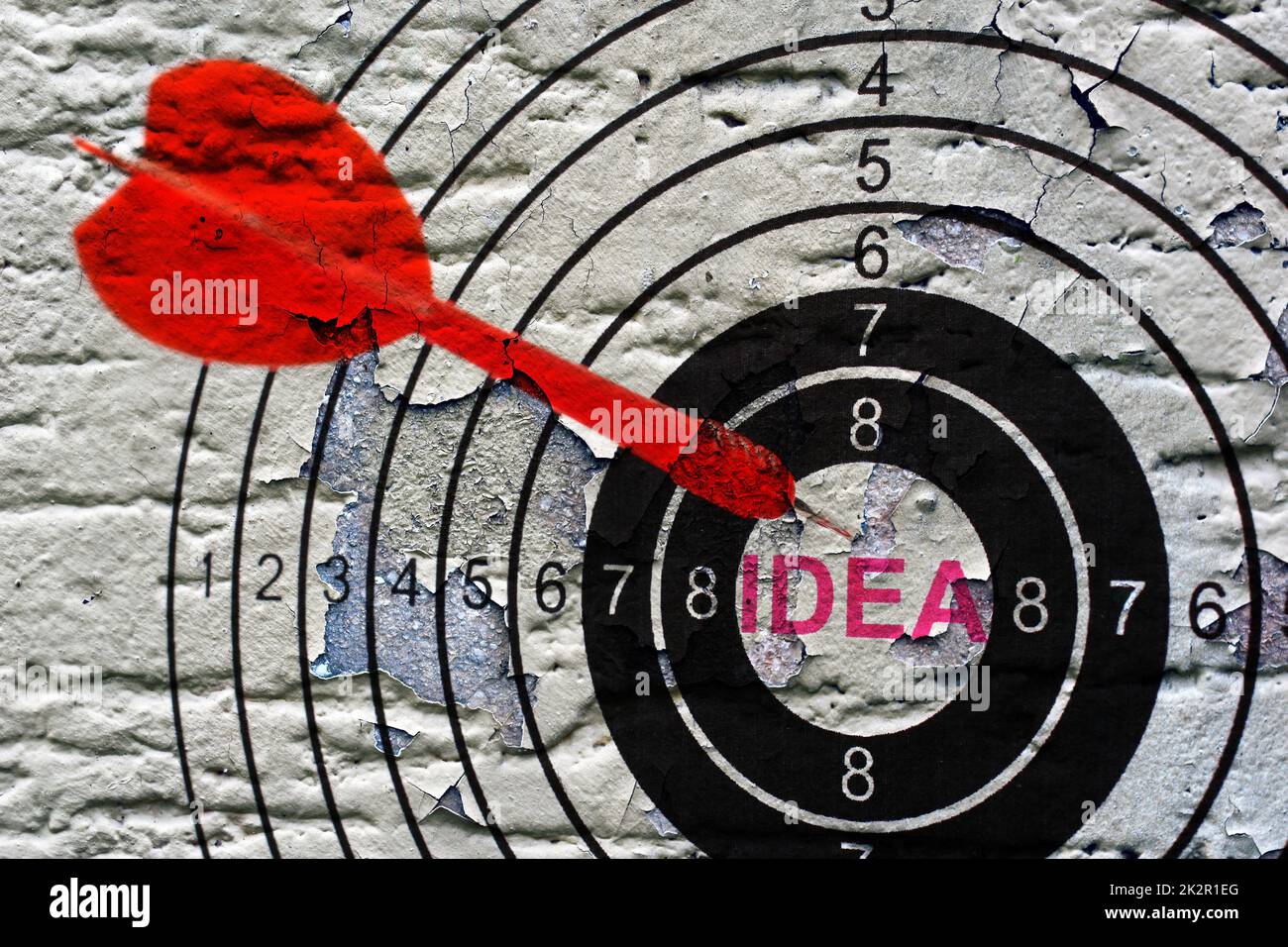 Idea target on grunge background Stock Photo - Alamy