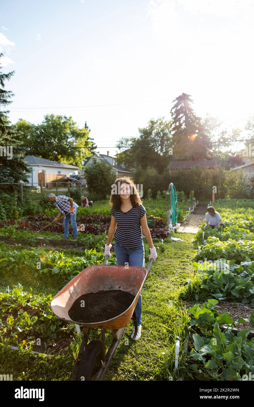 Wheelbarrow race hi-res stock photography and images - Alamy
