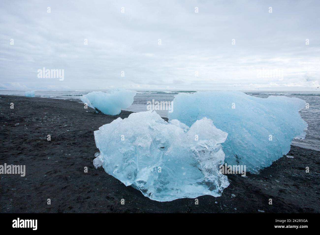 Icebergs on glacial lake hi-res stock photography and images - Alamy