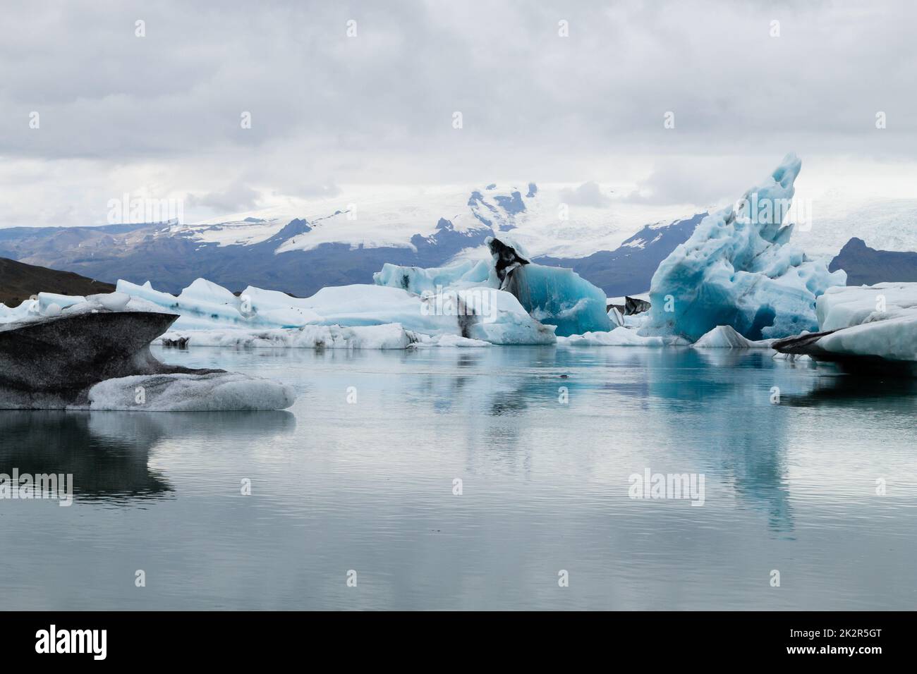 Icebergs on glacial lake hi-res stock photography and images - Alamy