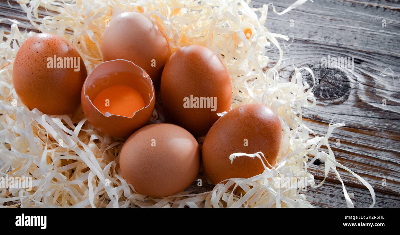 Composition with six chicken eggs on wood Stock Photo - Alamy