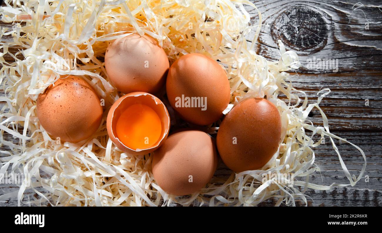 Composition with six chicken eggs on wood Stock Photo - Alamy