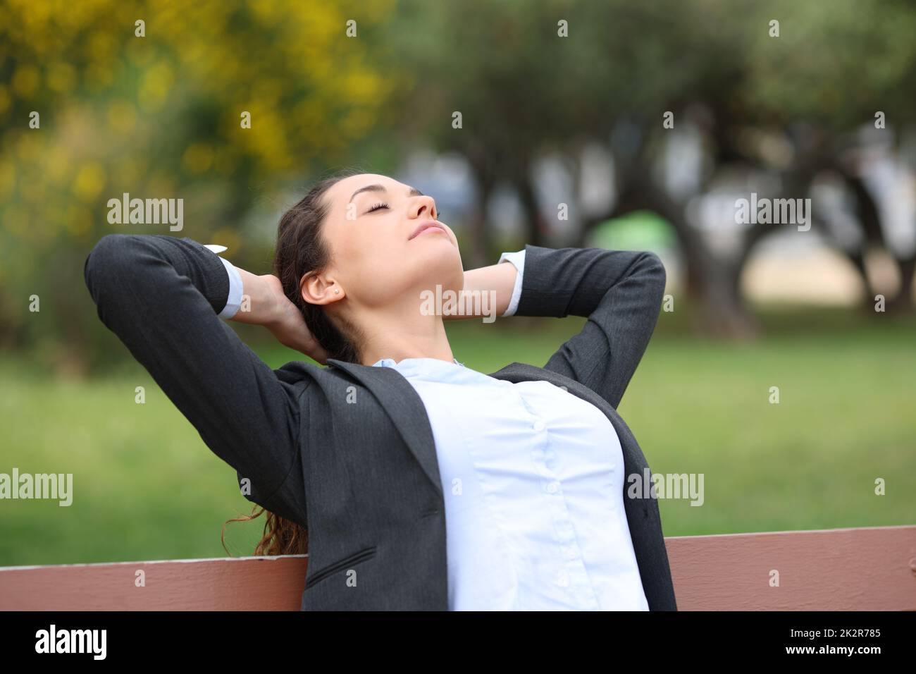 Woman sleeping on park bench hi-res stock photography and images - Alamy