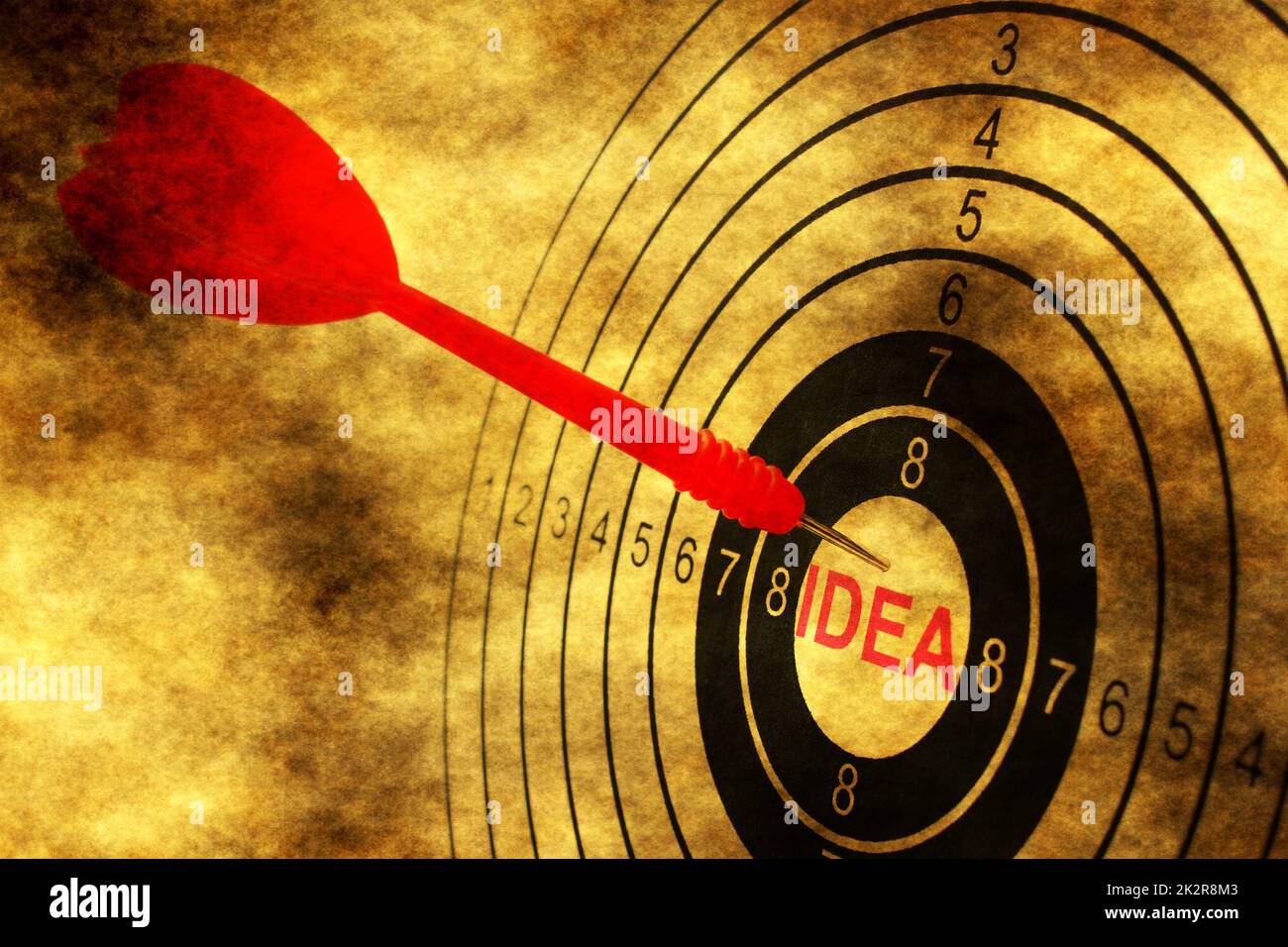 Idea target on grunge background Stock Photo - Alamy