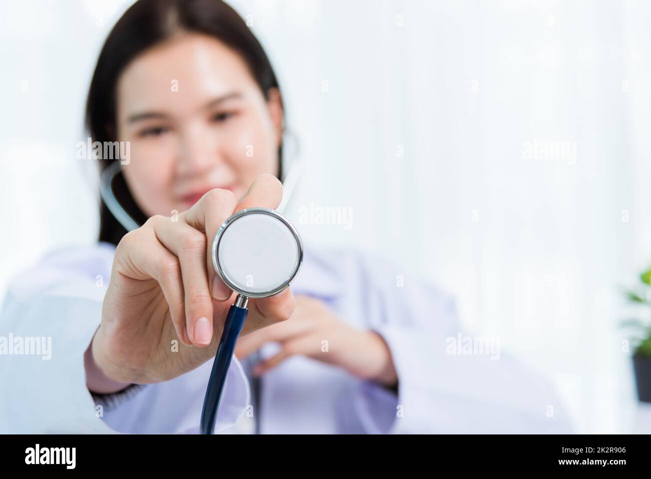 Doctor female and desk hi-res stock photography and images - Alamy