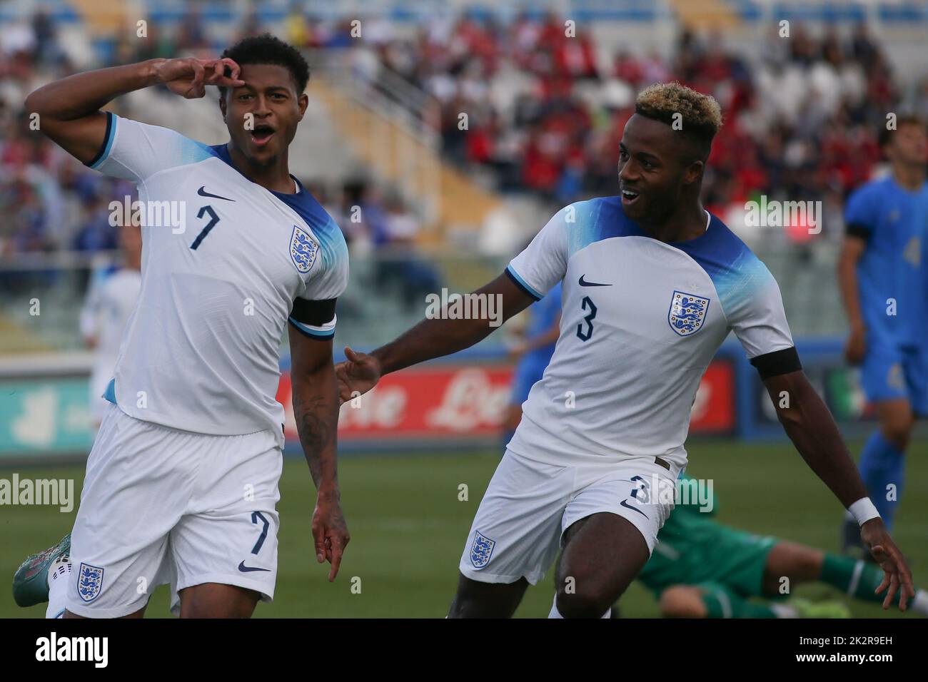 Team mate ryan sessegnon hi-res stock photography and images - Alamy