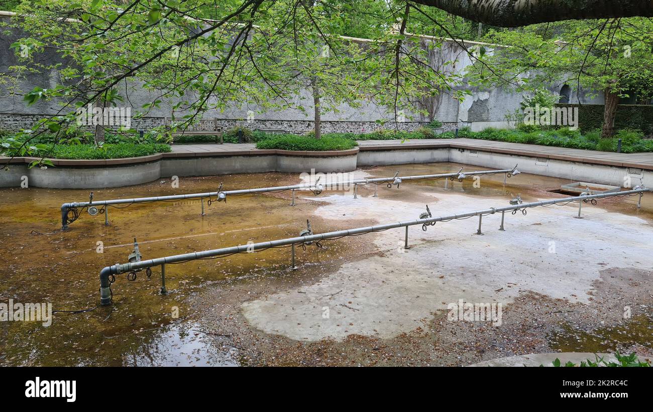 Empty fountain hi-res stock photography and images - Alamy