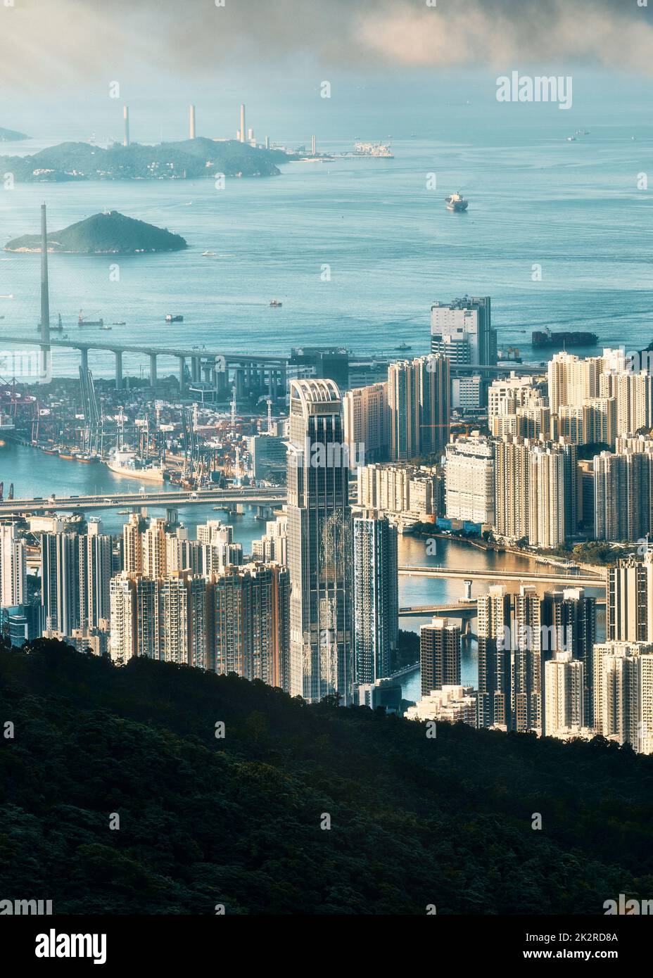 The beautiful scenery of Hong Kong's sunrise view through the hills ...