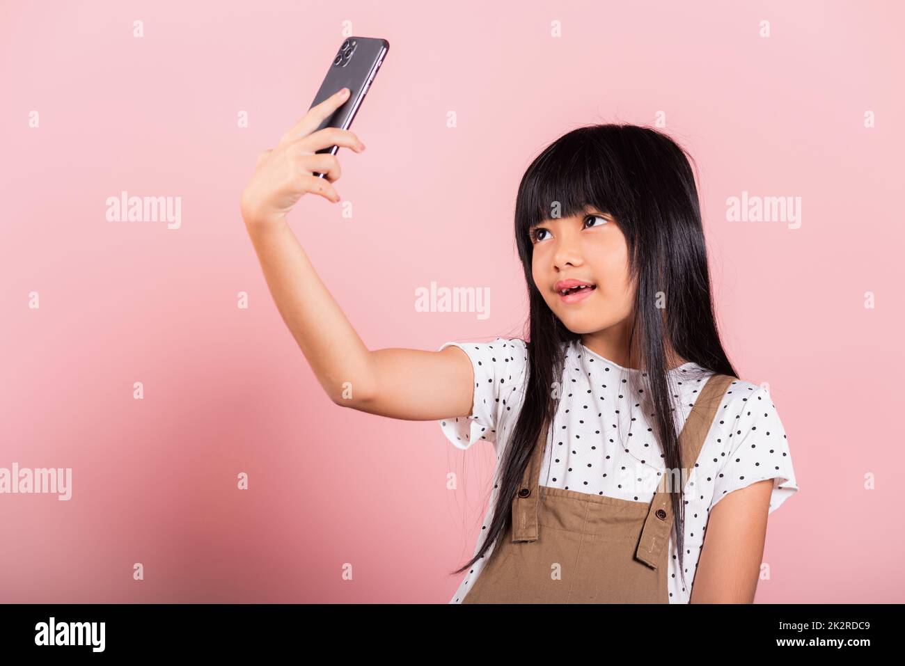 Kid using camera hi-res stock photography and images - Alamy