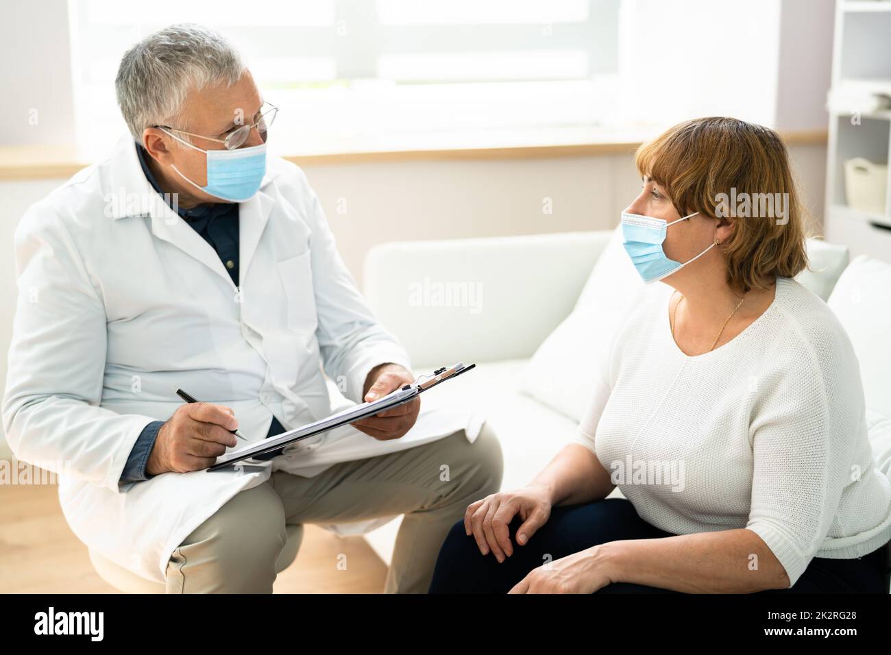 Sick elderly patient talking hi-res stock photography and images - Alamy