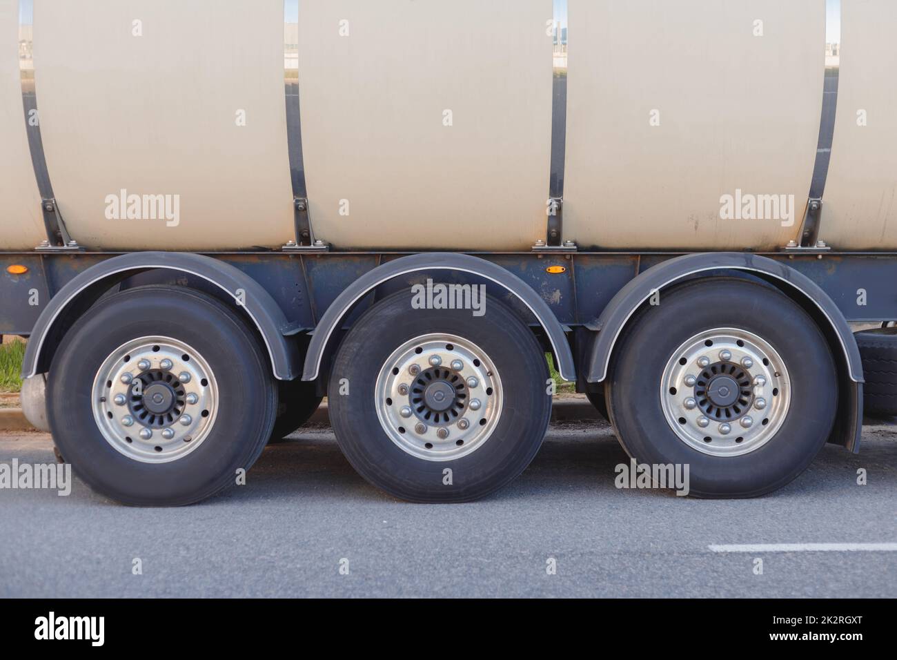 Semi truck rear view hi-res stock photography and images - Alamy
