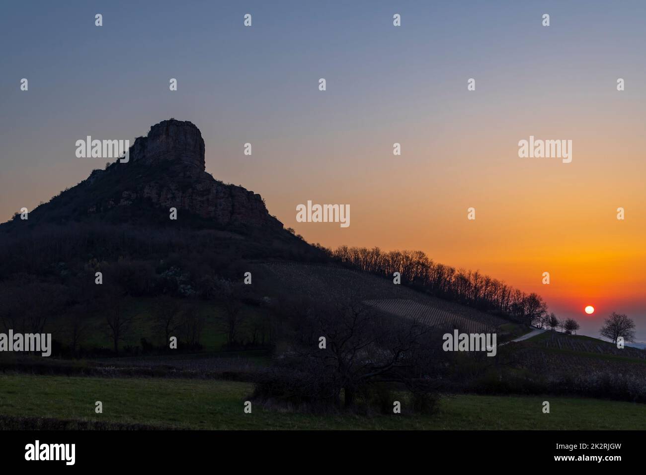 Rock of Solutre with vineyards, Burgundy, Solutre-Pouilly, France Stock ...