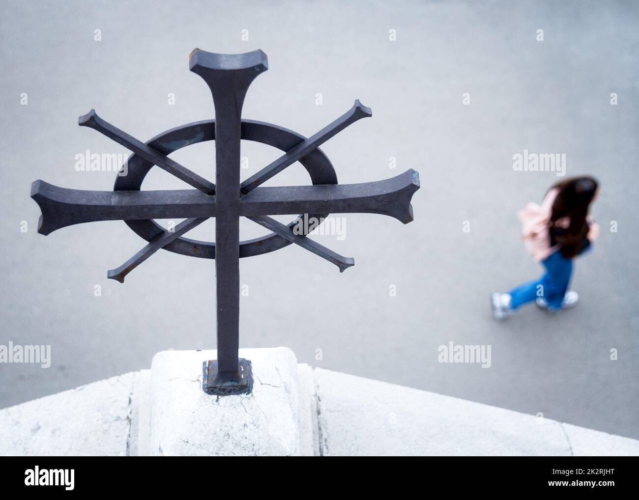 Walking to a cross hi-res stock photography and images - Alamy