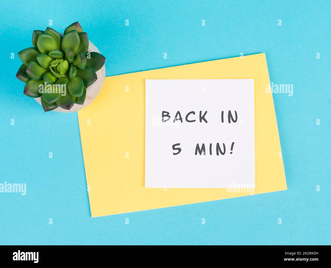 Back in 5 min ist standing on a paper, message in the office, working ...