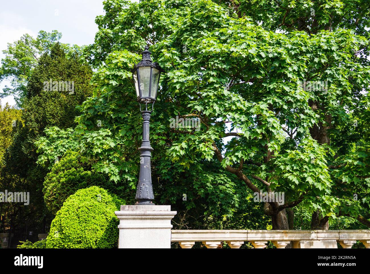 Vintage street lamp hi-res stock photography and images - Alamy