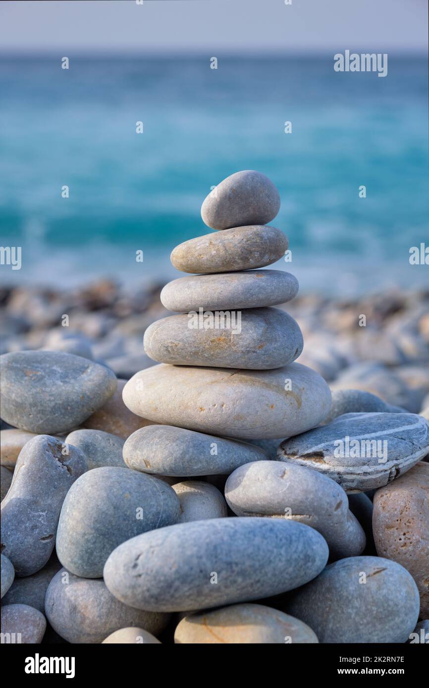 Balanced beach stones hi-res stock photography and images - Alamy