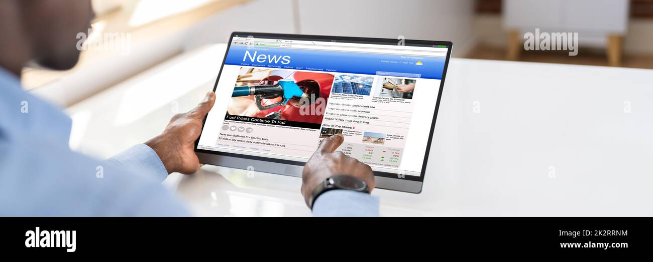 Reading Newspaper Article Online Stock Photo - Alamy