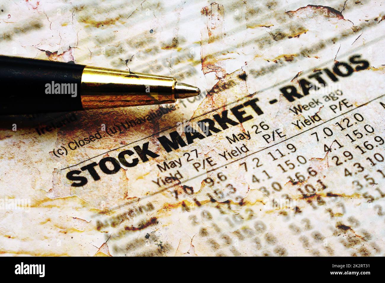 Stock market report Stock Photo - Alamy