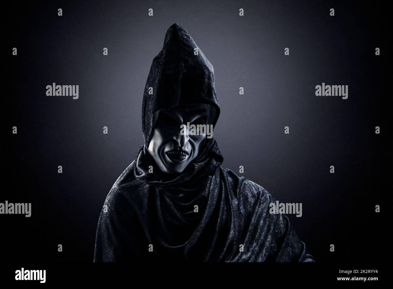 Dark hooded figure hi-res stock photography and images - Alamy