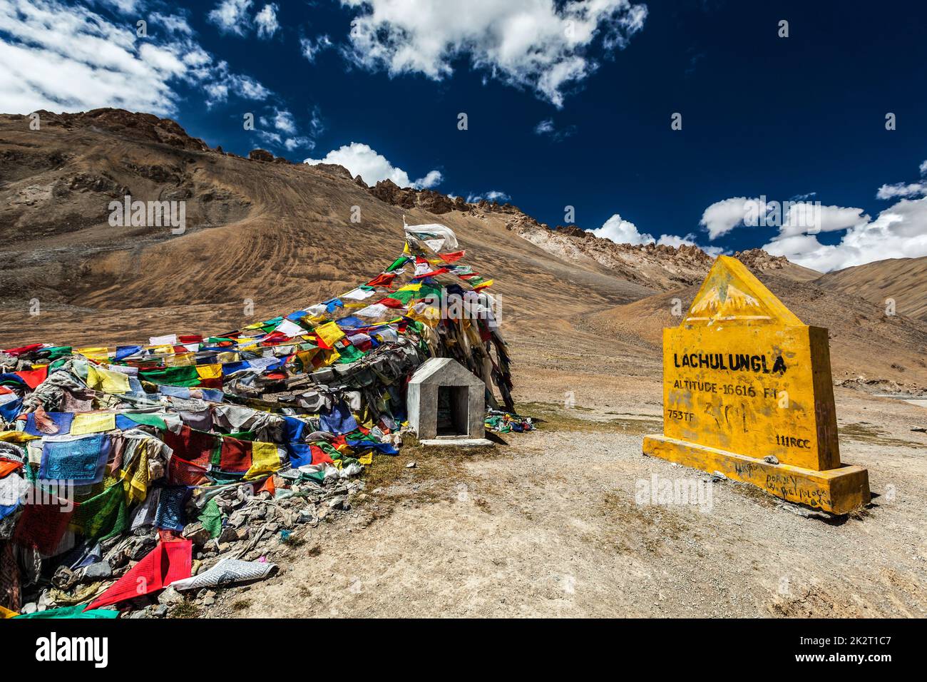 On top of Lachulung La Pass, Ladakh Stock Photo - Alamy