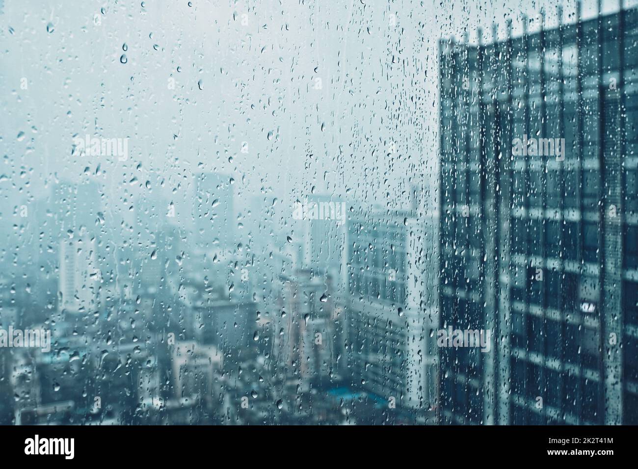 Rain drops on windows hi-res stock photography and images - Alamy