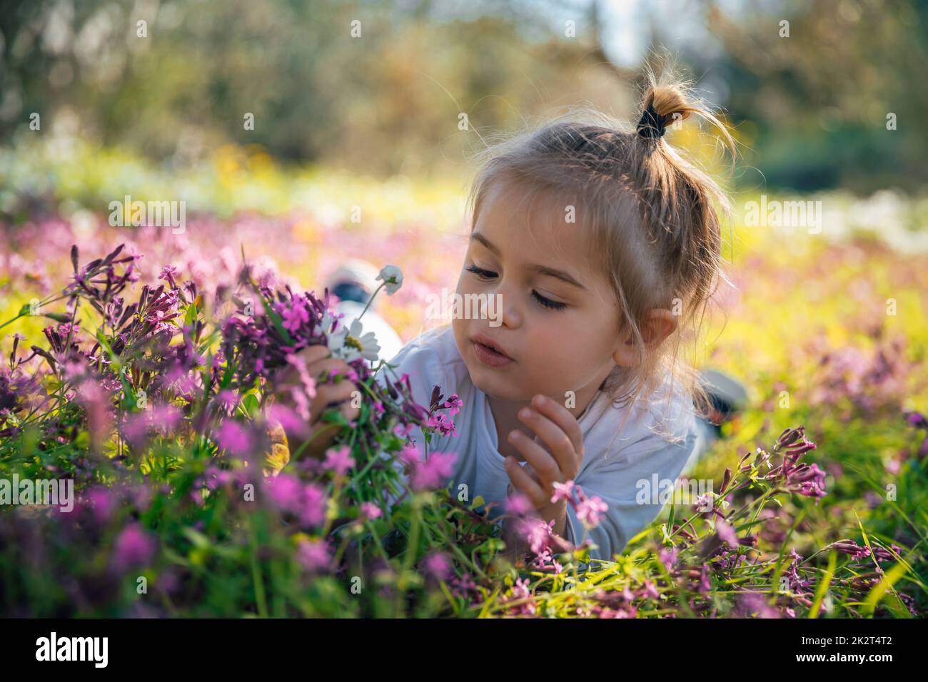 Child flowers hi-res stock photography and images - Alamy