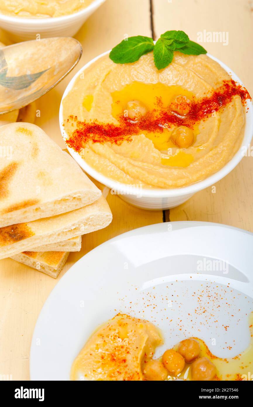 Hummus with pita bread Stock Photo - Alamy