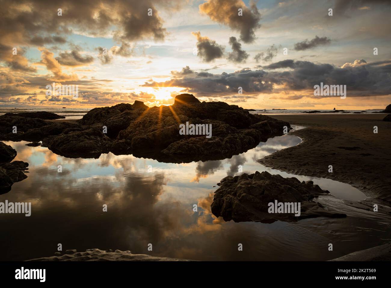WA22048-00...WASHINGTON - Sunrays from the setting sun and clouds ...