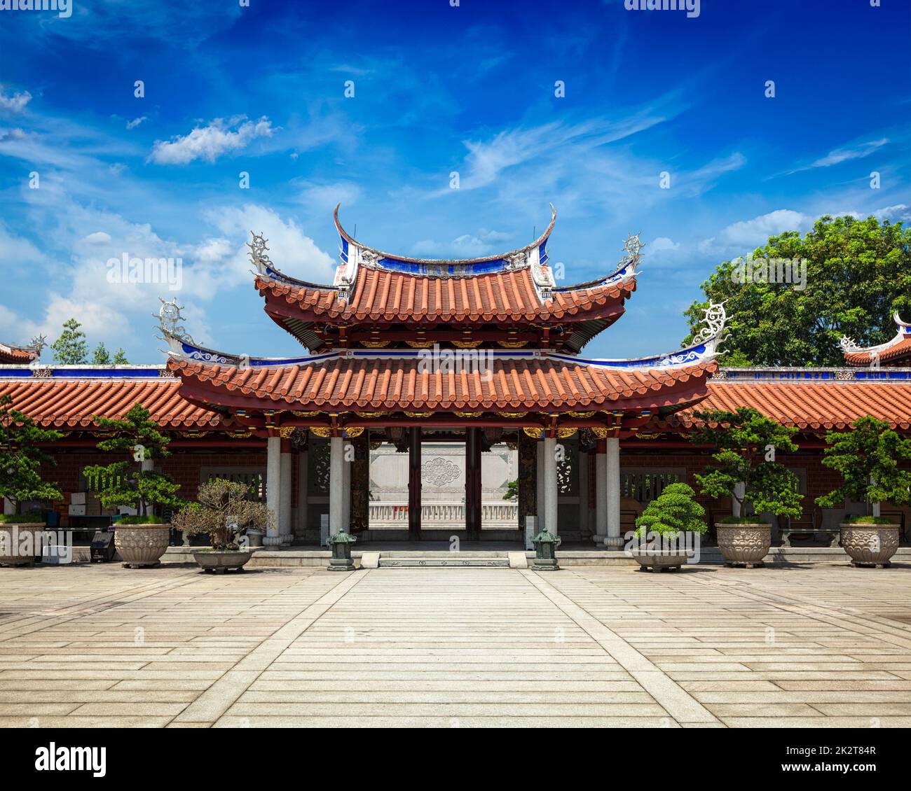 Gates of Lian Shan Shuang Lin Monastery Stock Photo - Alamy