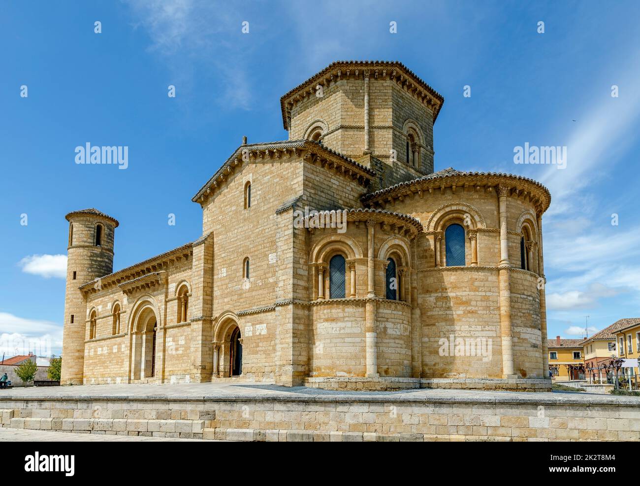 Romanesque building style hi-res stock photography and images - Alamy