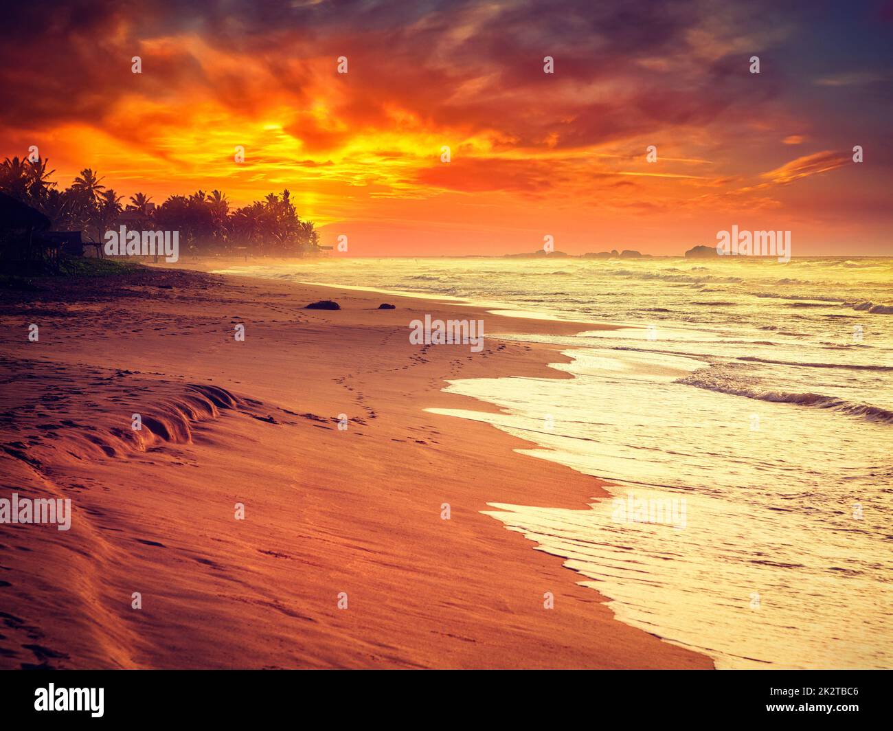 Vintage beach scene sun hi-res stock photography and images - Alamy