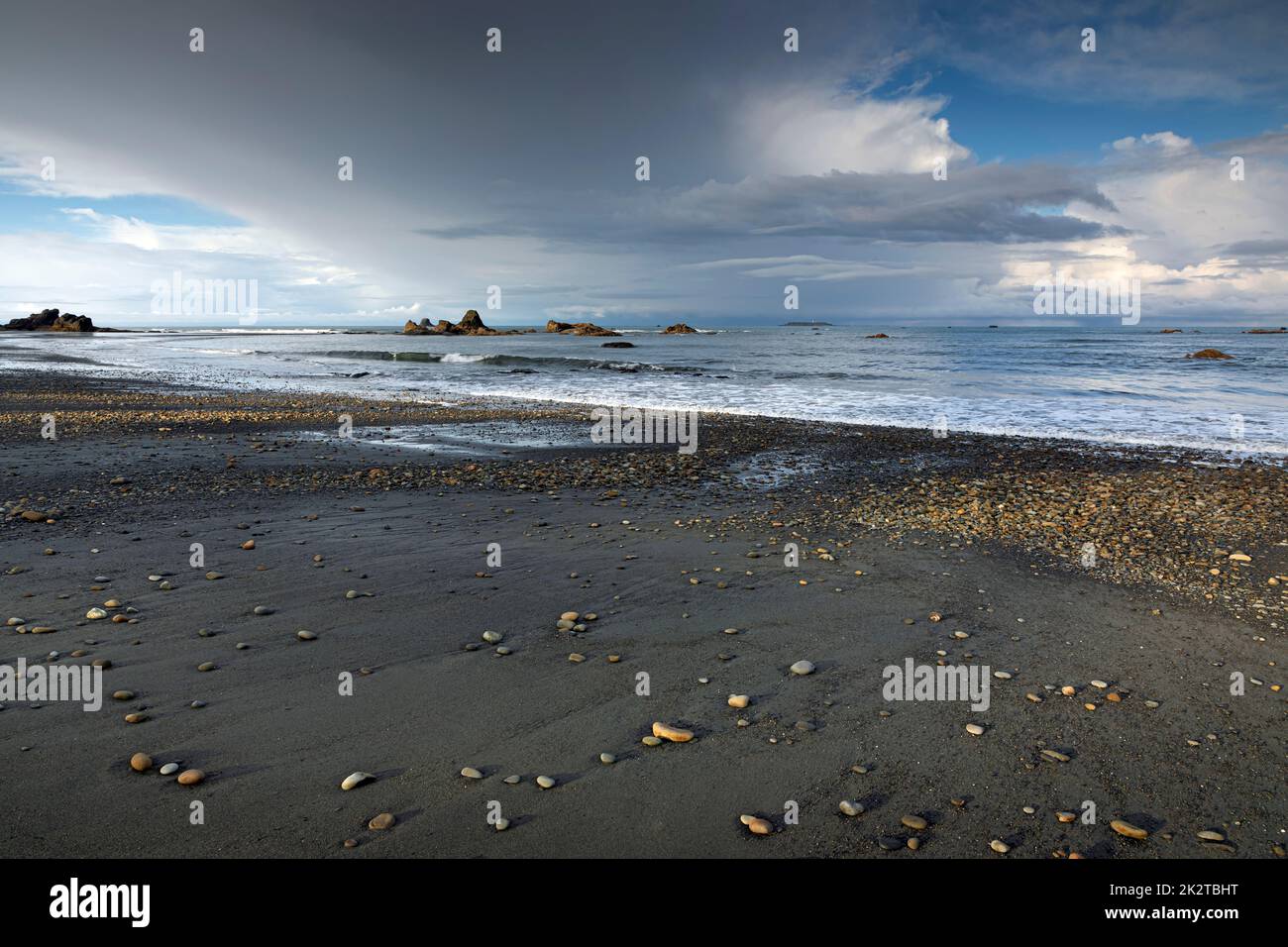 WA22062-00...WASHINGTON - Early morning at Ruby Beach in Olympic ...