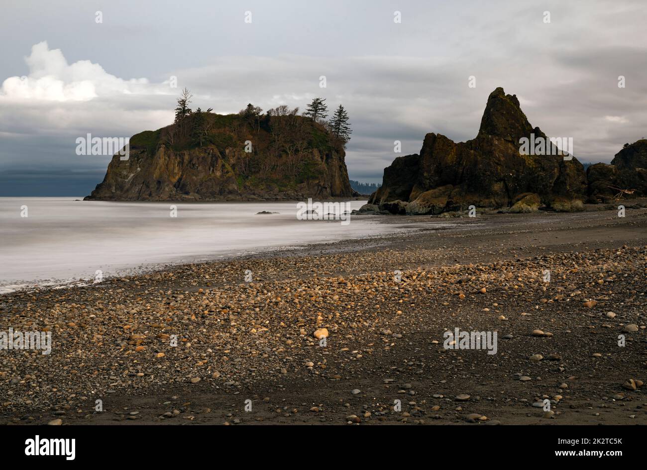 WA22064-00...WASHINGTON - Sea stacks and off-shore islands along the ...
