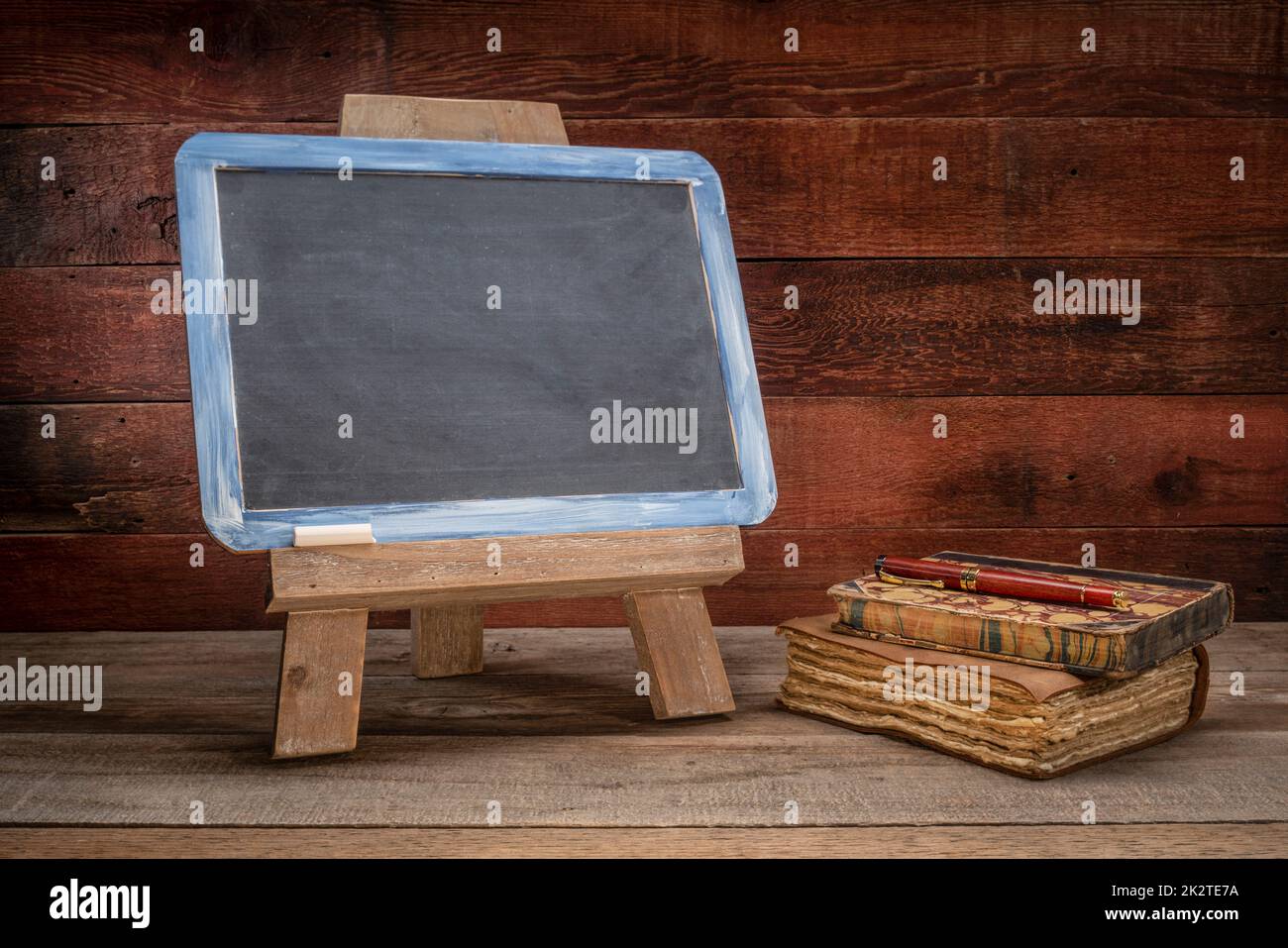 blank blackboard sign on rustic wood Stock Photo - Alamy