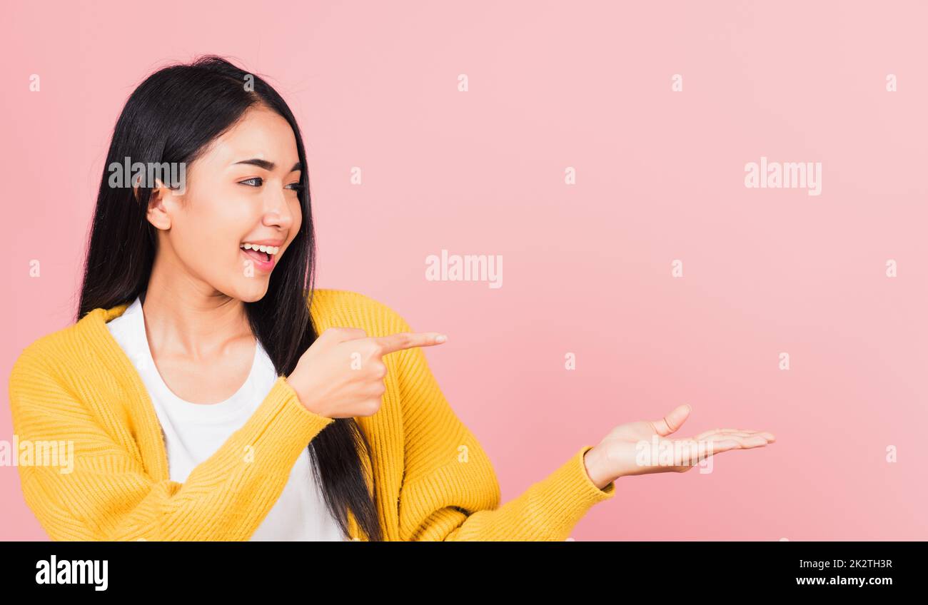 woman smiling standing pointing finger out Stock Photo - Alamy