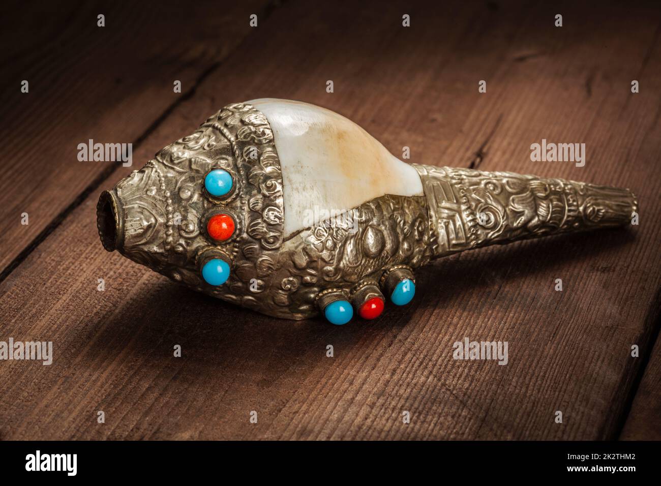 Tibetan Buddhist Conch Shell Horn Dung-Dkar Stock Photo - Alamy